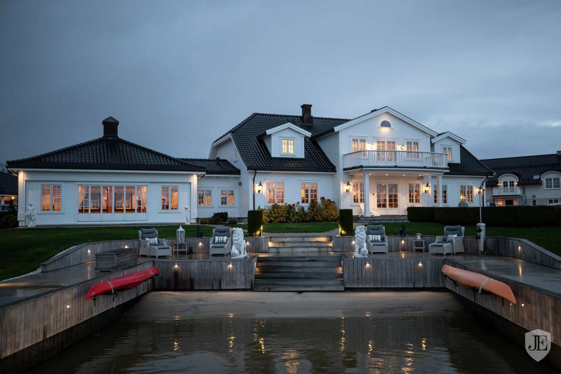 What is Nordic luxury? House on the coast of Norway with a jetty and pool