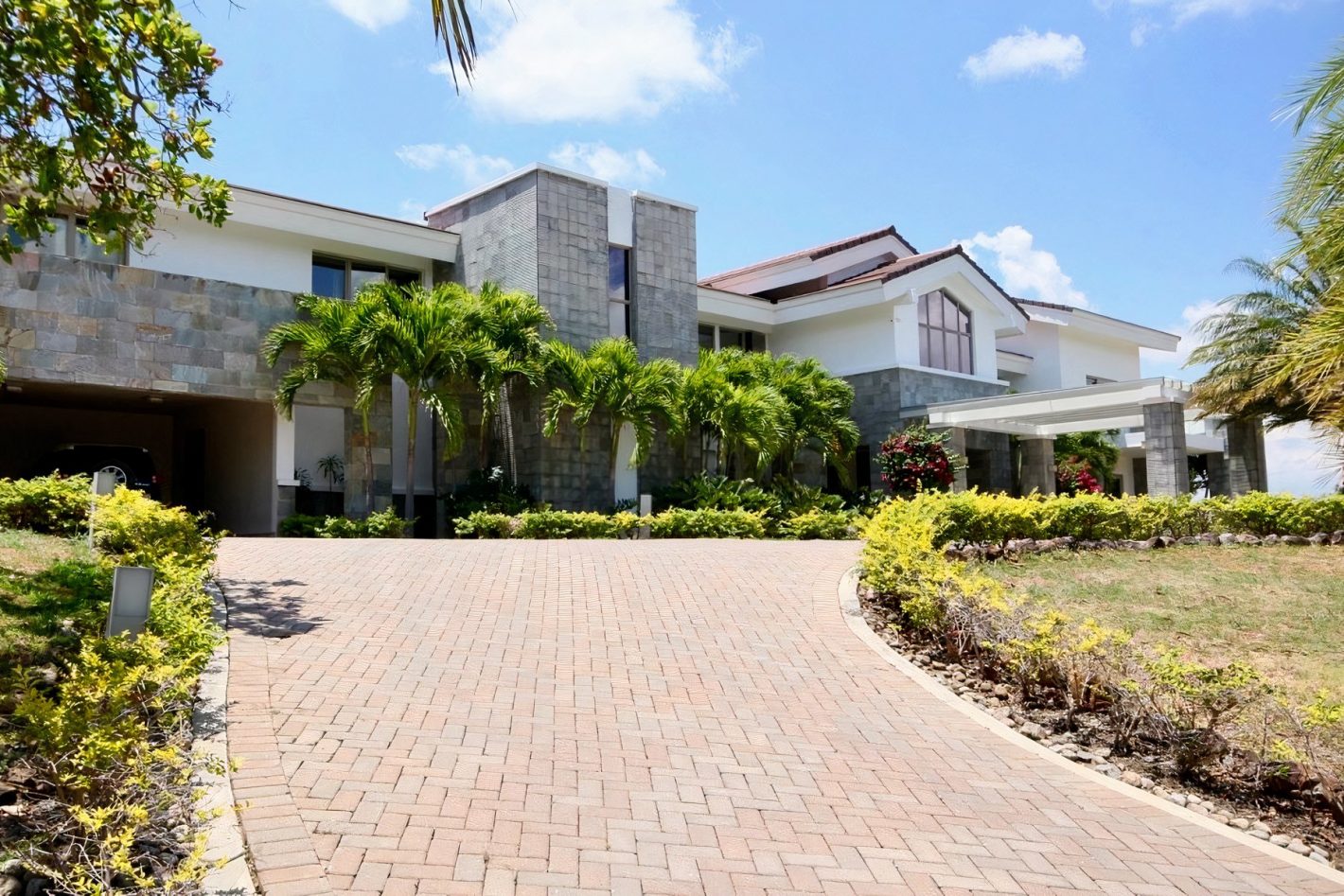 Stunning mountain estate with ocean views hits the market in Panama